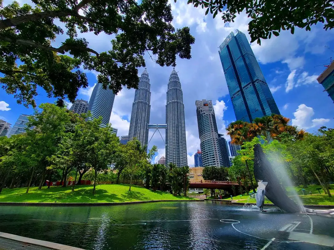 KLCC Park: Let's Take A Look Into This Beautiful Garden!