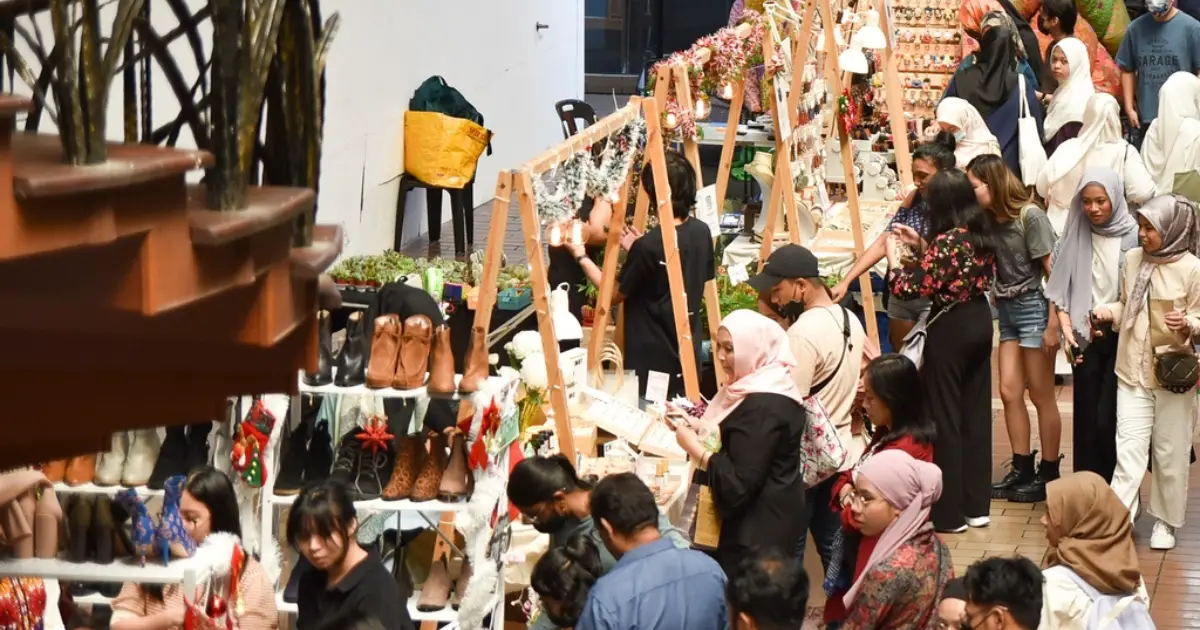 Pasar Seni (Central Market): Attractions, Foods & Arts!